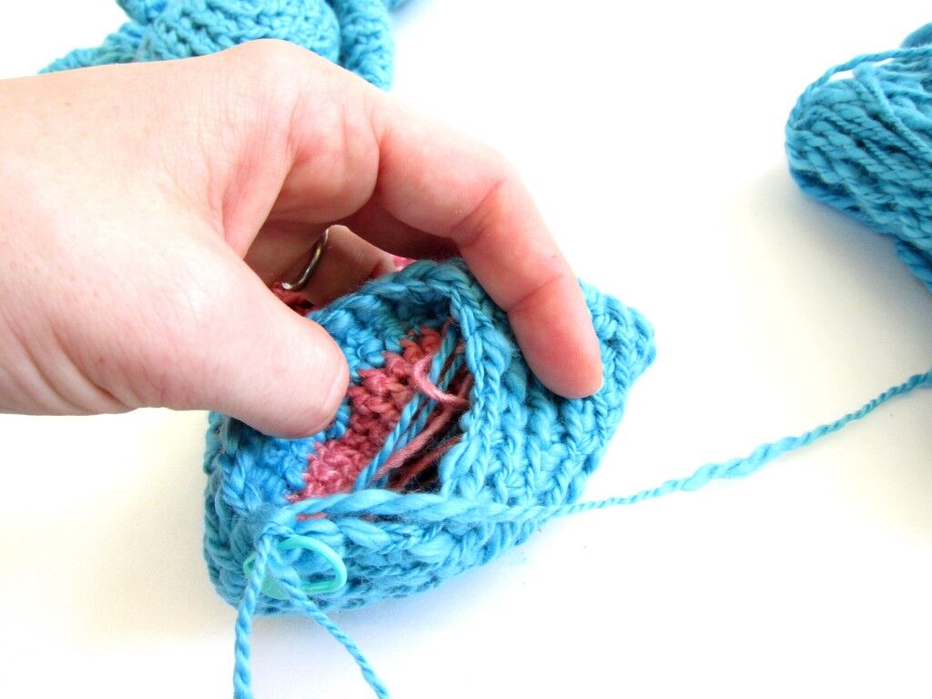 Changing colors and stranding yarn in crochet colorwork - Shiny Happy World