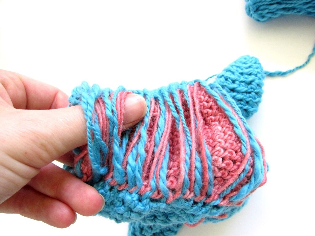 Changing colors and stranding yarn in crochet colorwork - Shiny Happy World