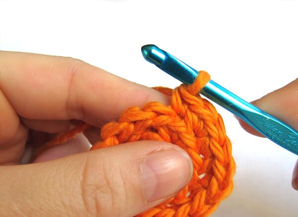 How to single crochet 2 together (sc2tog)…neatly! - Shiny Happy World