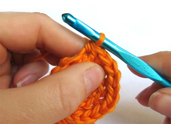 How to single crochet 2 together (sc2tog)…neatly! - Shiny Happy World
